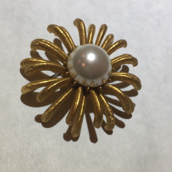 Vintage | Jewelry | Vintage Gold Brooch Pin With Pearl Style Center ...